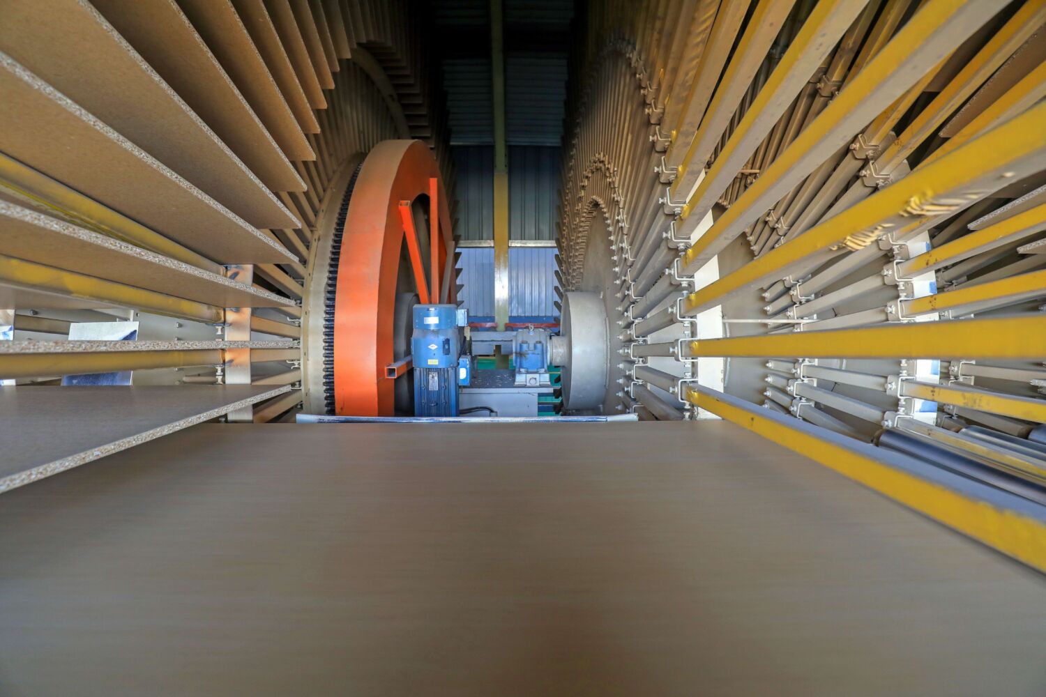 Choosing the right conveyor belt for Wood Based Panels processing - UK ...